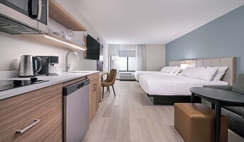 Suíte estúdio, chuveiro com barras de apoio (2 Queen Beds & 1 Sofa Bed) | Cortinas blackout, ferros/tábuas de passar roupa, Wi-Fi de cortesia