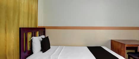 Quarto solteiro básico | Escrivaninha, Wi-Fi de cortesia, roupa de cama