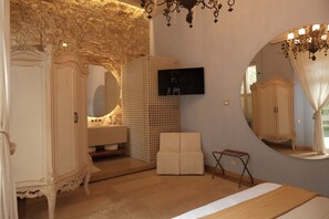 Quarto superior | Cofres nos quartos, ferros/tábuas de passar roupa, Wi-Fi de cortesia