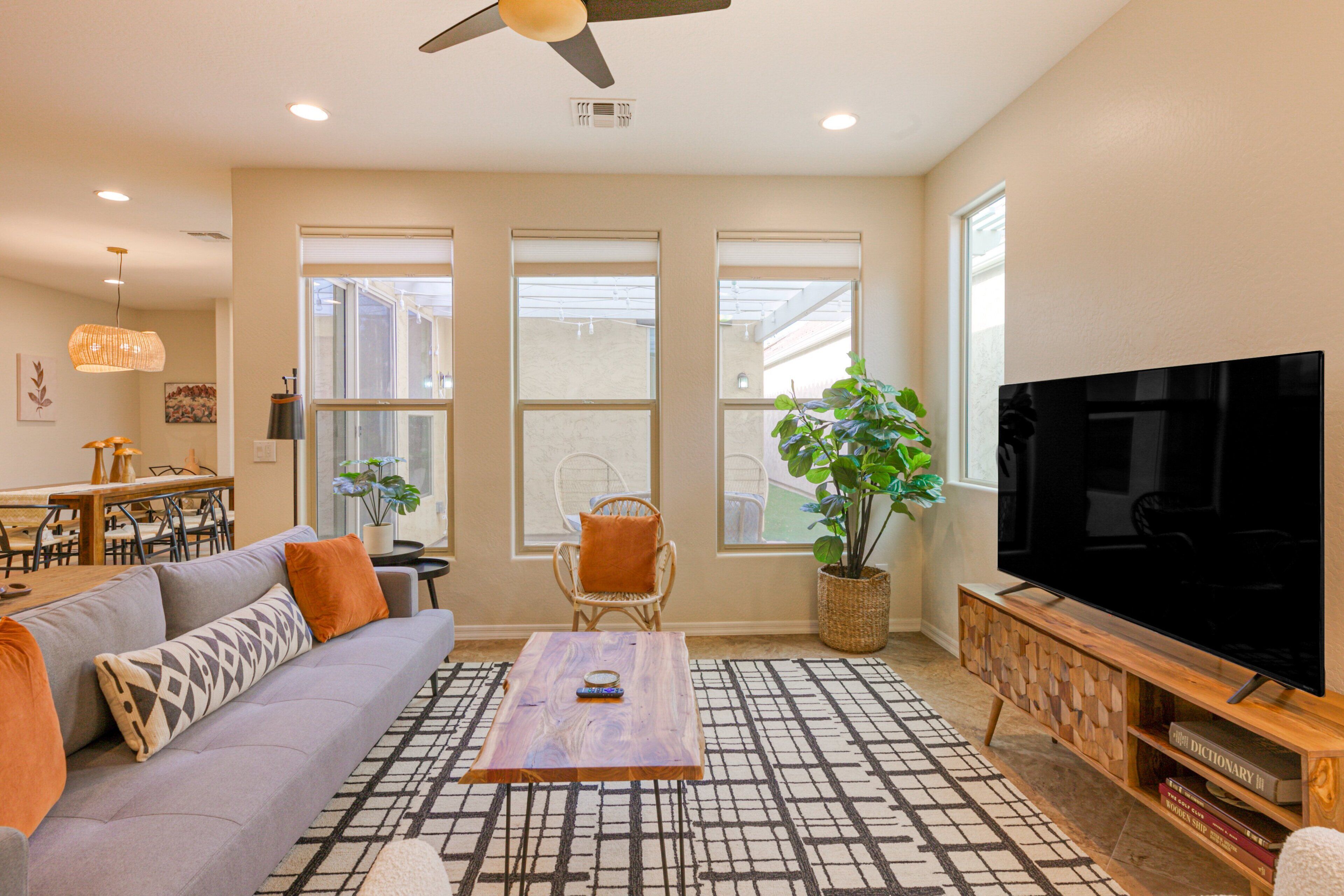 Quaint Home Walking Distance To Superbowl With Patio, Ac, W/d & Pool Access - Sun City