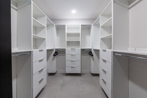 Villa Deluxe, pátio, vista para o jardim | Guarda-roupa