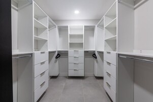 Villa Deluxe, pátio, vista para o jardim | Guarda-roupa