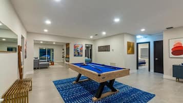 Vila luxo, varanda, vista para o jardim | Sala de jogos