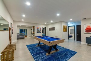 Vila luxo, varanda, vista para o jardim | Sala de jogos