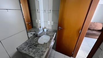 Apartamento Comfort | Casa de banho | Um polibã, um secador de cabelo, toalhas fornecidas, sabão