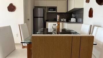 Apartamento Deluxe, 2 quartos, cozinha, Vista para a cidade | Restaurantes