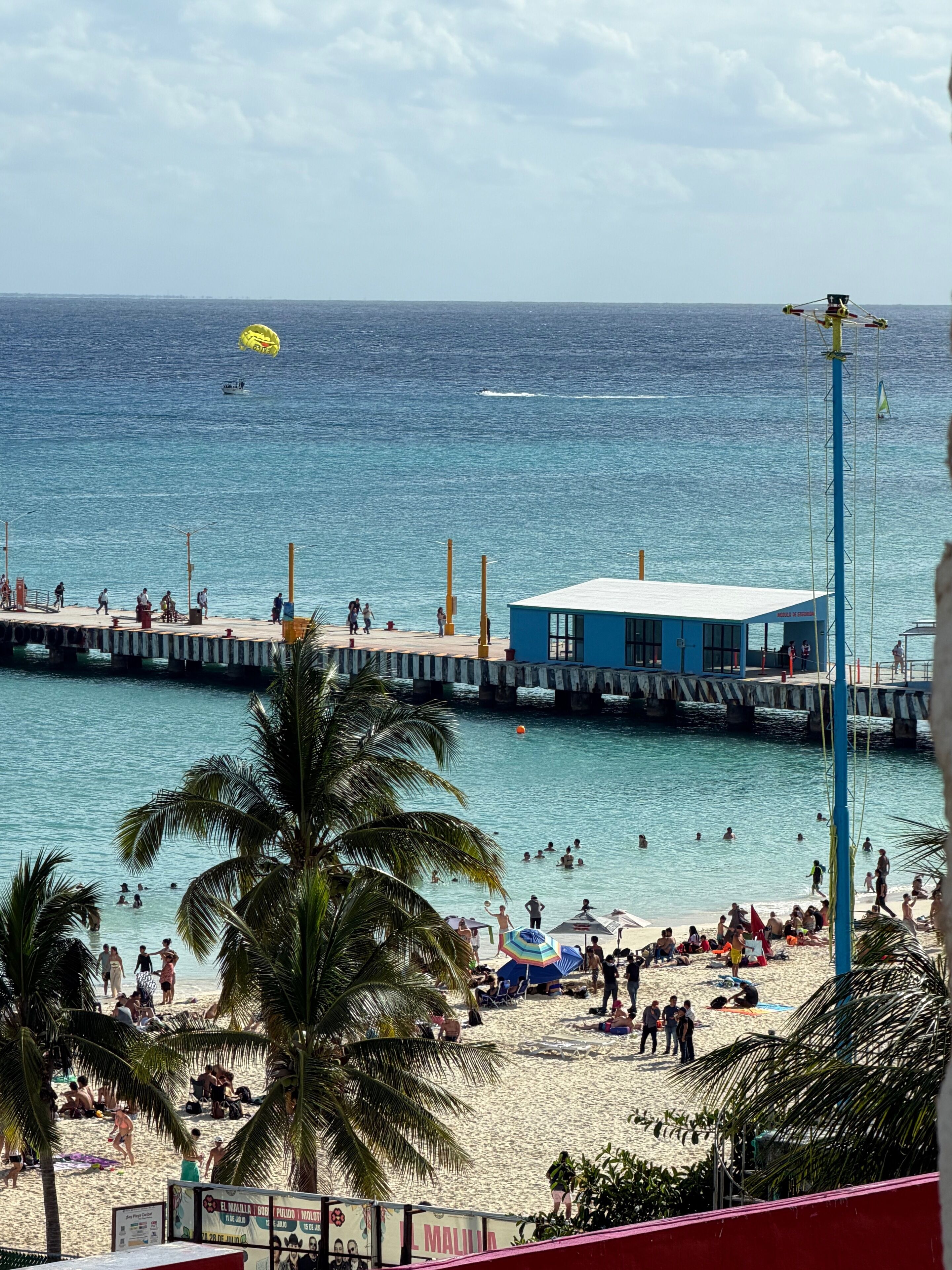Perto da praia, espreguiçadeiras, guarda-sóis de praia 
