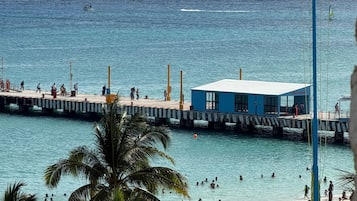Perto da praia, espreguiçadeiras, guarda-sóis de praia