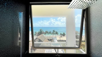 Penthouse de Luxo, 2 quartos, cozinha, vista para a praia | Casa de banho | Um polibã, um secador de cabelo, toalhas fornecidas, sabão