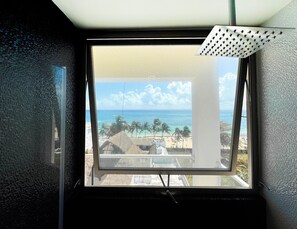Penthouse de Luxo, 2 quartos, cozinha, vista para a praia | Casa de banho | Um polibã, um secador de cabelo, toalhas fornecidas, sabão 