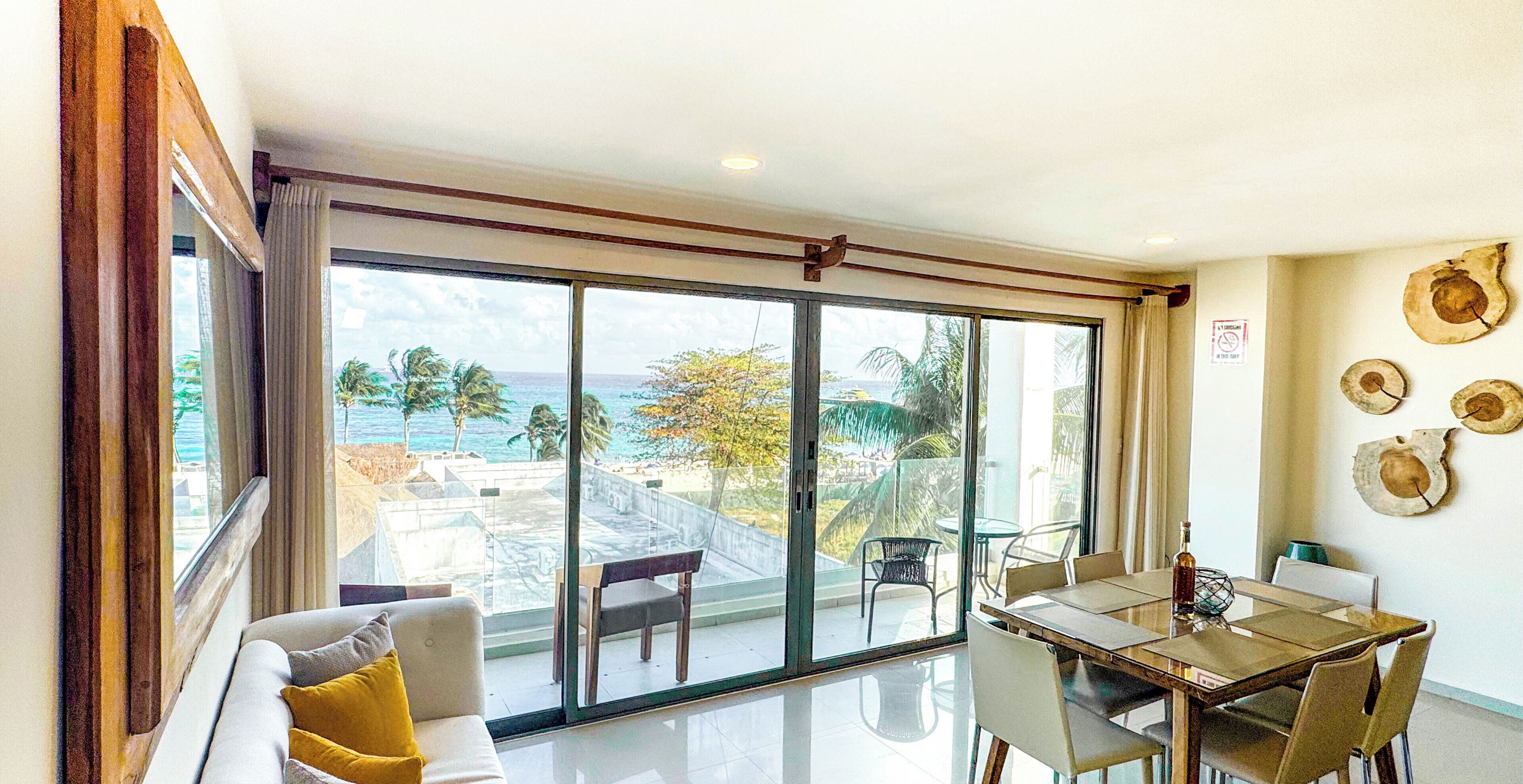 Apartamento de Luxo em Condomínio Fechado, 2 quartos, casa de banho privativa, vista para a praia | Sala | Brinquedos 