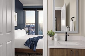 The Courier Corner Suite | Banheiro | Produtos de toalete grátis, secador de cabelo, toalhas de banho 