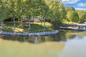 Casa, várias camas, banheira de imersão (LAKE Point Retreat) | Vista para a água