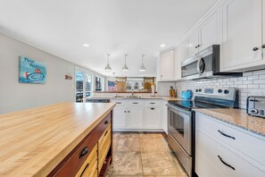 Casa, várias camas, banheira de imersão (LAKE Point Retreat) | Cozinha privada