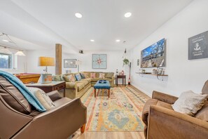 Casa, várias camas, banheira de imersão (LAKE Point Retreat) | Área de estar