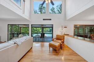 Casa, várias camas, banheira de imersão (LAKE Emerald Shores) | Área de estar