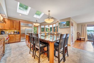 Casa, várias camas, cozinha (Private Lakefront Oasis - 5 Bedroom) | Cozinha privada