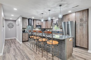 Casa, várias camas, acesso à piscina (Lakeview Village East) | Cozinha privada