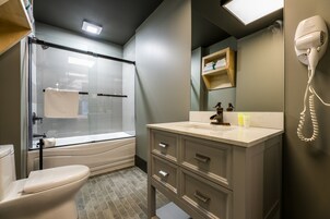 Um polibã, toalhas fornecidas, sabão, champô 