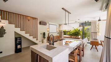 Villa Familiar, 3 quartos, vista para a piscina | Cozinha privada | Um frigorífico, um forno, uma placa de cozinha