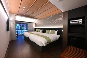Quarto moderno com uma cama grande, teto de madeira e vista para o exterior.
