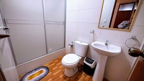 Quarto Deluxe, casa de banho privativa, vista para o resort | Casa de banho | Um polibã, toalhas fornecidas, sabão, champô 