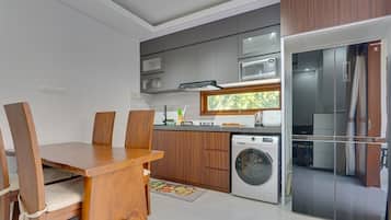 Vila, 3 quartos, piscina particular | Cozinha privada | Geladeira grande, micro-ondas, cooktop