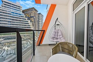 Apartamento, sacada, vista para a cidade | Terraço/pátio