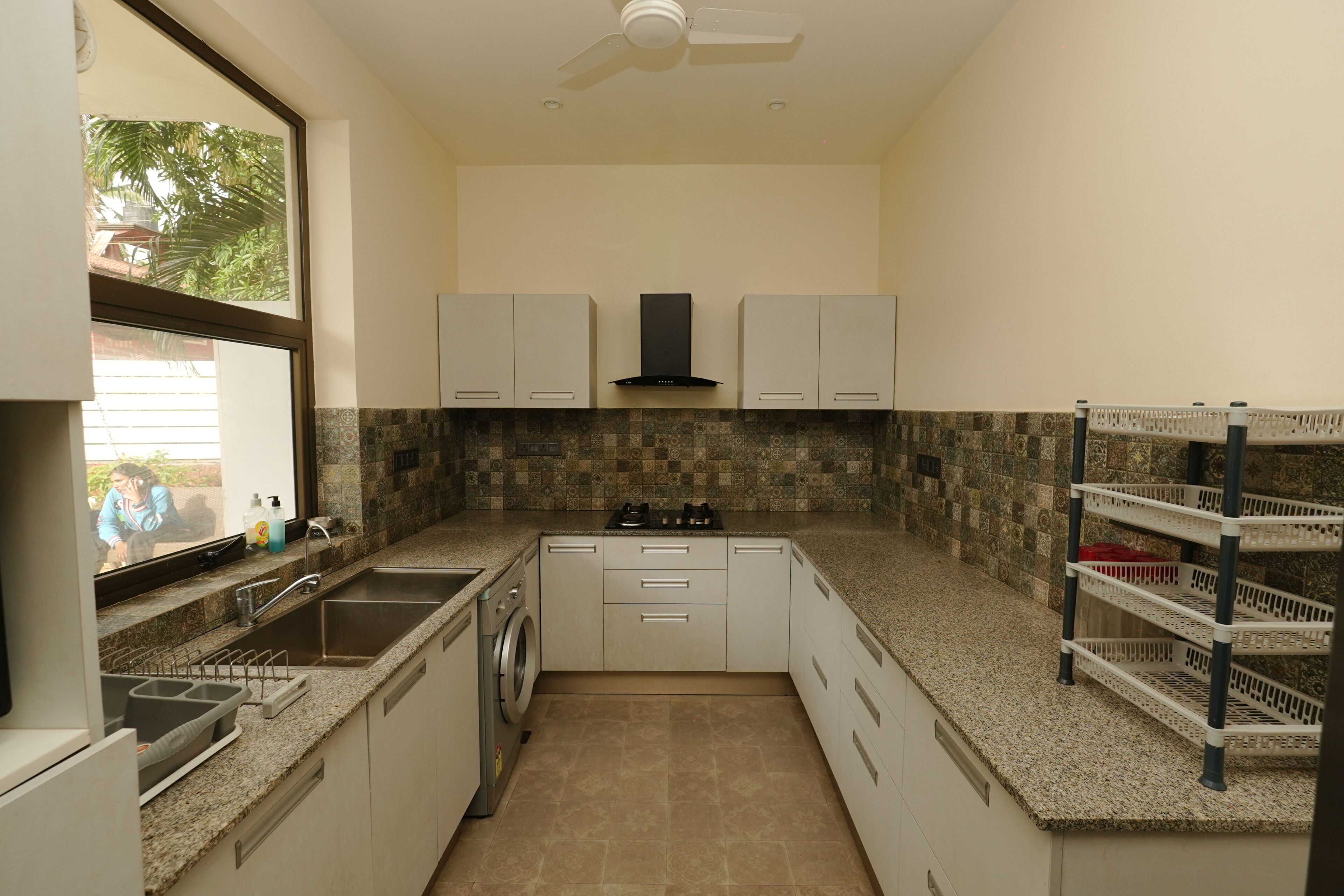 Geladeira grande, micro-ondas, cooktop