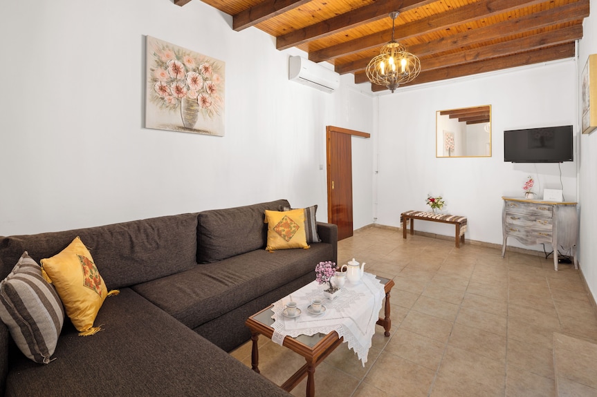 Charming Villa In A Traditional Village, 3 Km From The Beach Of Agios Gordios - Corfu