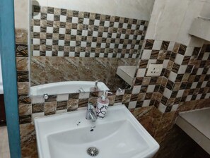 Um polibã, toalhas fornecidas, sabão 