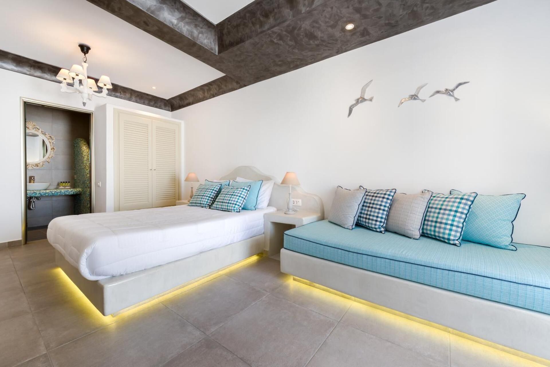 Quarto triplo júnior, banheira de imersão | Cofres nos quartos, ferros/tábuas de passar roupa, Wi-Fi de cortesia