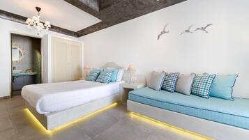 Quarto triplo júnior, banheira de imersão | Cofres nos quartos, ferros/tábuas de passar roupa, Wi-Fi de cortesia