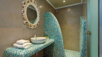 Quarto quádruplo família, banheira de hidromassagem | Banheiro | Chuveiro, secador de cabelo, chinelos, toalhas de banho