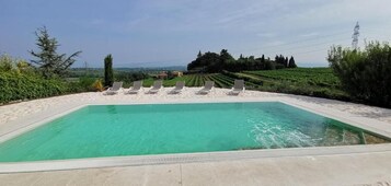 Piscina externa sazonal, guarda-sóis, espreguiçadeiras