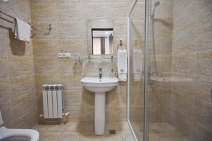 Produtos de toalete grátis, secador de cabelo, toalhas de banho