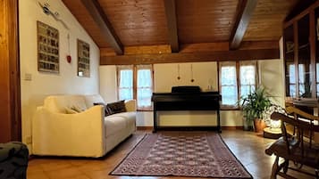 Quarto Familiar, vista para a colina | Sala