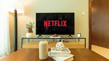 Apartamento Deluxe | Sala | Smart TV de 65 polegadas com canais via satélite