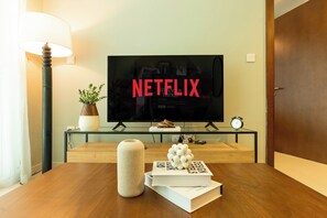 Apartamento luxo | Sala de estar | Smart TV 65 polegadas com canais via satélite