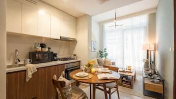 Apartamento Deluxe | Cozinha privada | Um frigorífico, um micro-ondas, um forno, uma placa de cozinha