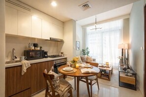 Apartamento luxo | Cozinha privada | Geladeira, micro-ondas, fogão, cooktop