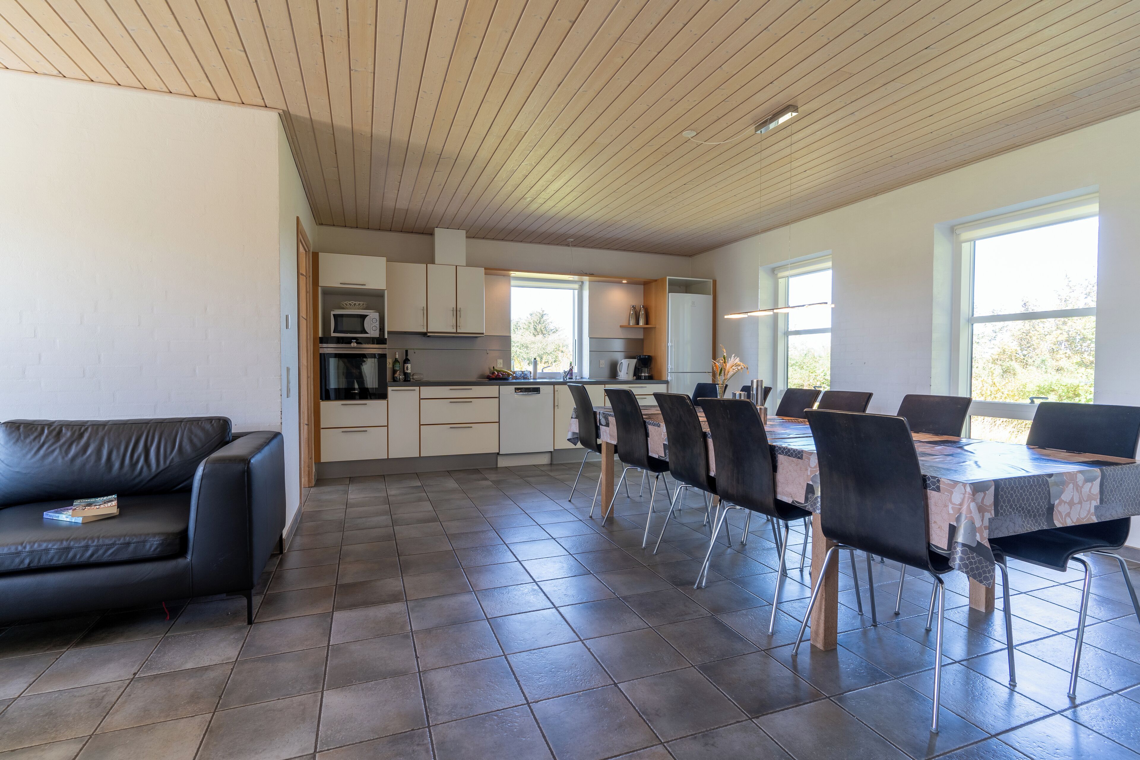 Casa de campo, 6 quartos, acessível para pessoas com deficiência física, vista para o jardim | Cozinha privada | Geladeira grande, micro-ondas, fogão, cooktop