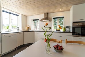 Apartamento, 3 quartos, aceita animais de estimação, vista para o jardim | Cozinha privada | Geladeira grande, micro-ondas, fogão, cooktop