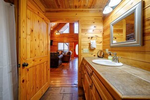 Cabine, várias camas, banheira de hidromassagem grande, vista para o jardim (Kodiak Bear) | Casa de banho | Toalhas fornecidas