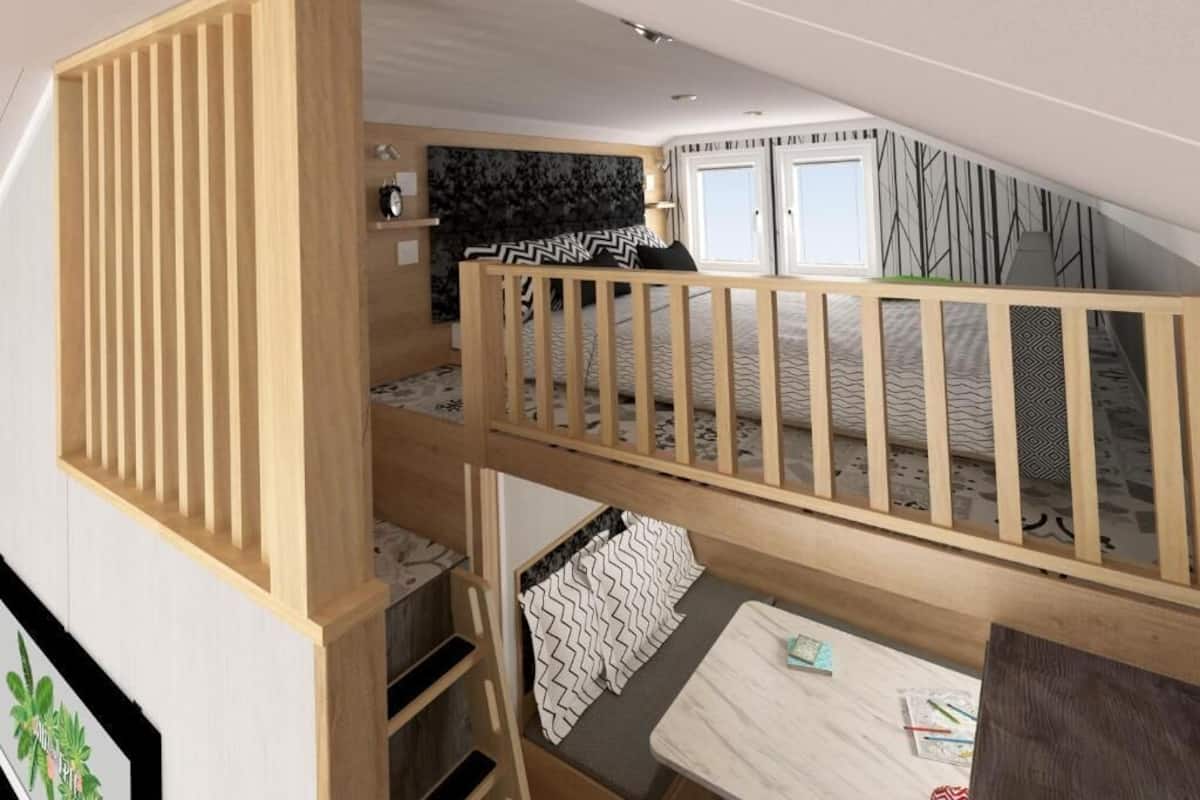Quarto com vários níveis, uma cama beliche, escrivaninha com cadeira e um pequeno espaço para sentar.