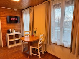 Estúdio Standard, cozinha, vista para a montanha | Refeições no quarto
