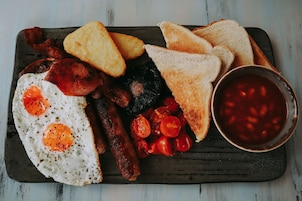 Pequeno-almoço inglês diário mediante uma taxa
