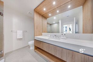 Apartamento em Condomínio Fechado, varanda, Vista para a cidade | Casa de banho