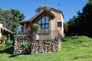 Chalé, vista para a montanha | Fachada