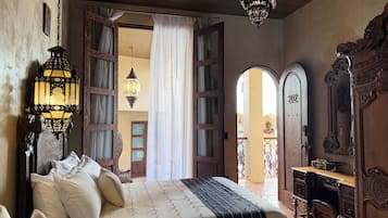 Quarto casal superluxo, varanda, vista para o pátio | Escrivaninha, espaço de trabalho para notebook, cortinas blackout